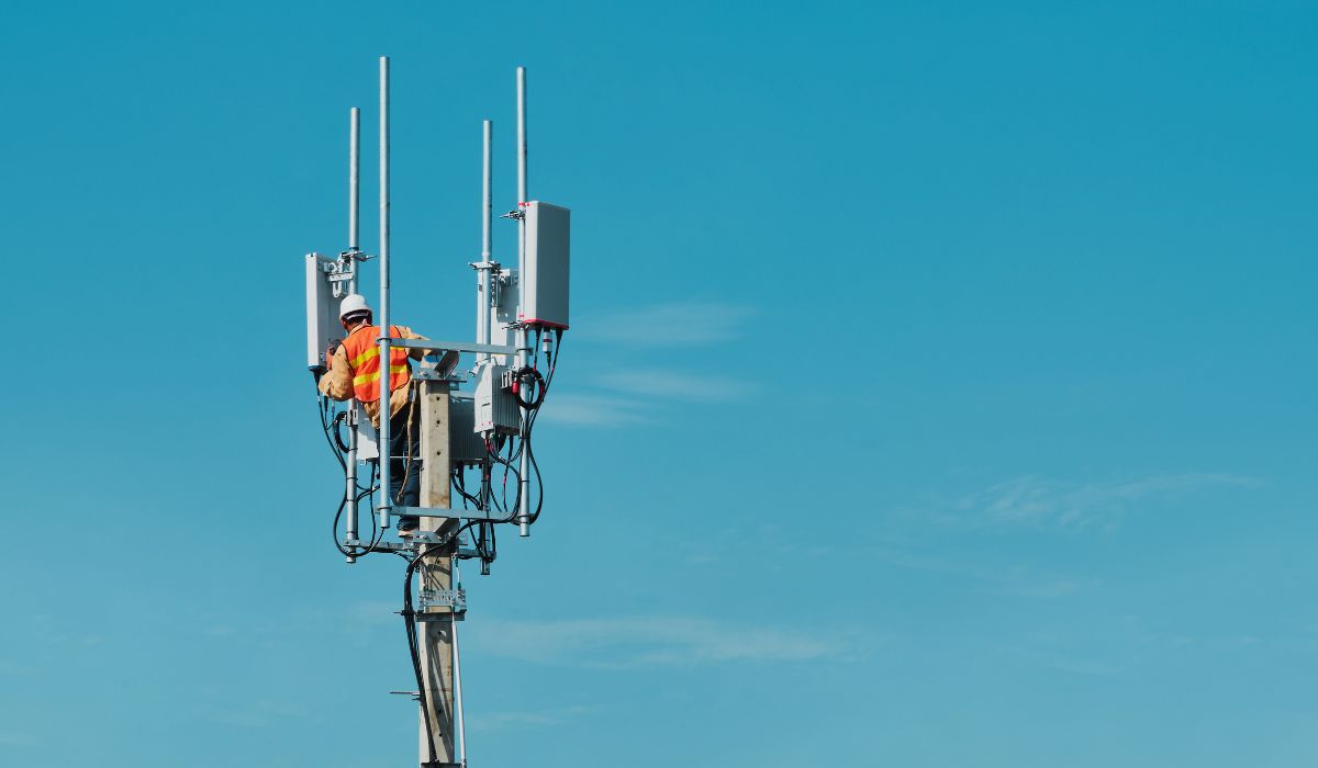 How To Become a Telecom Technician Complete Guide | SkillsAndTech ...